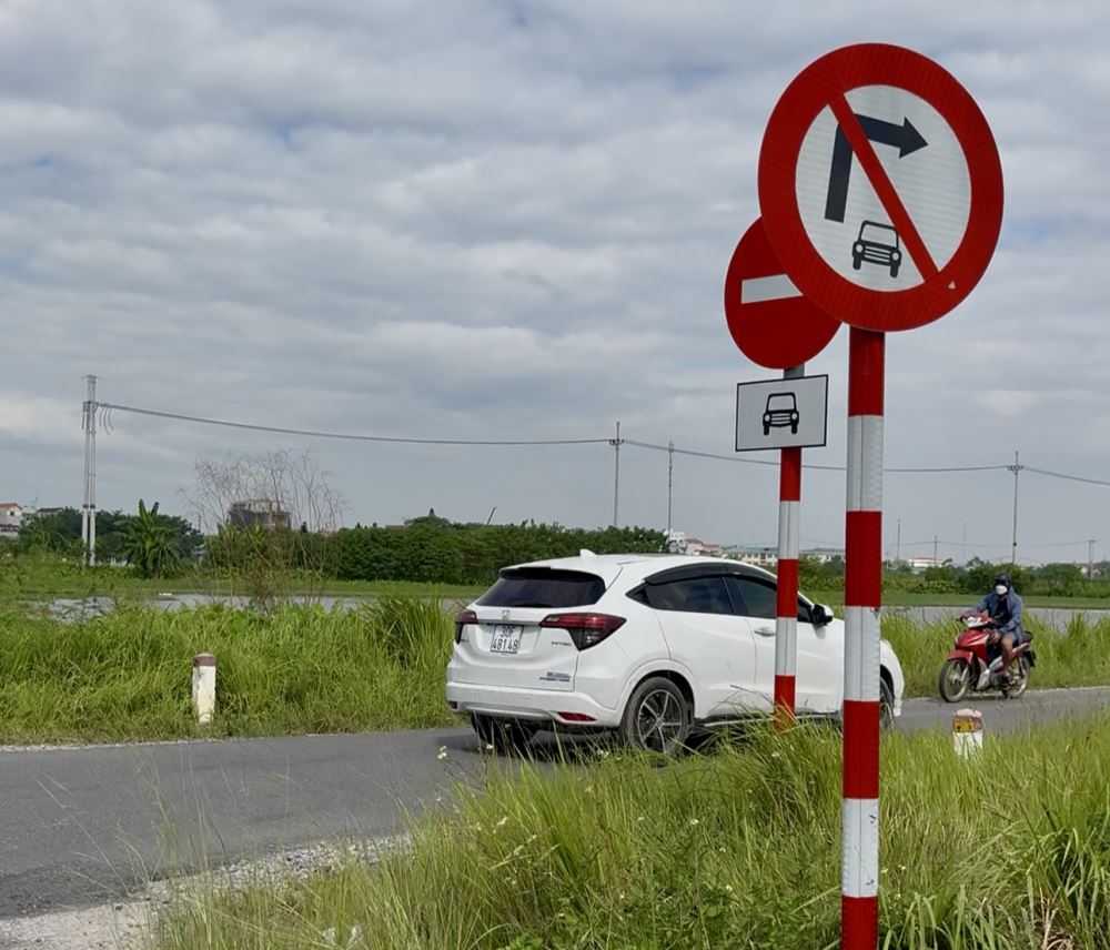 Tận thấy xe ôtô đi ngược chiều trên đường gom cao tốc Pháp Vân - Cầu Giẽ