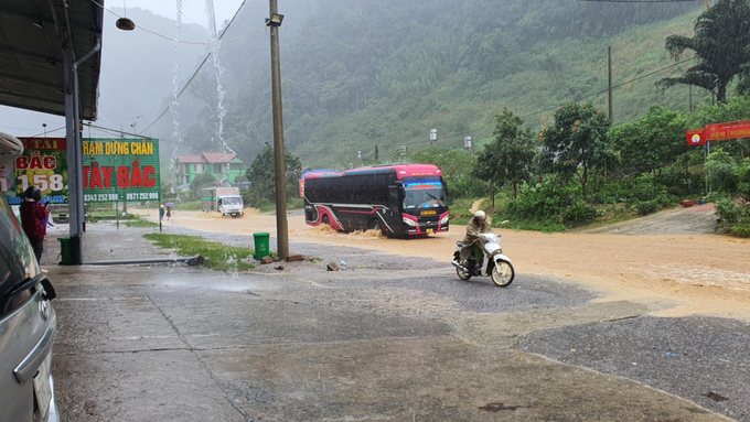 NÓNG: Sạt lở trên QL.6, giao thông ùn tắc cục bộ